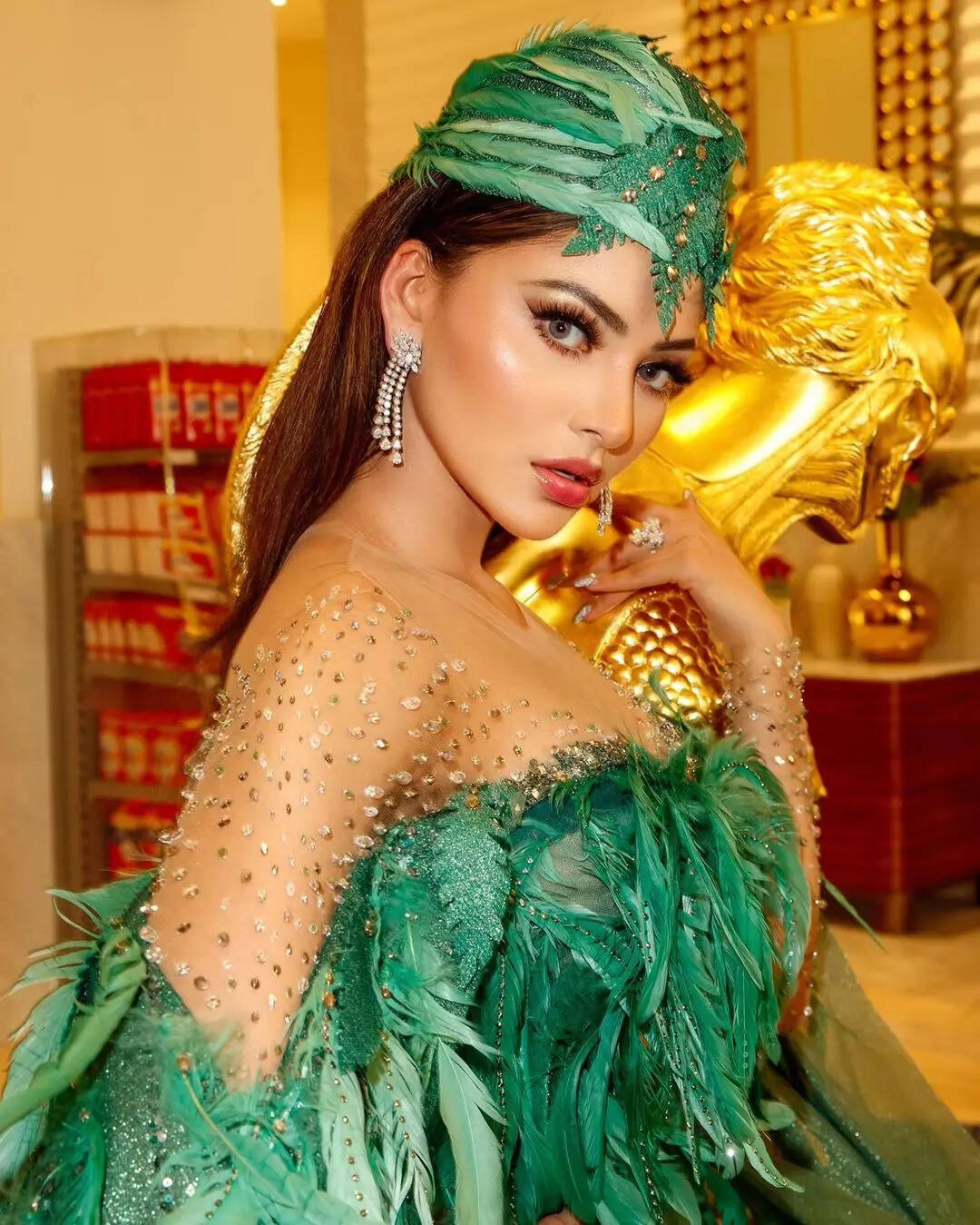 Cannes 2023: 'तोता' बनीं Urvashi Rautela, अजीबो-गरीब ड्रेस के चलते सोशल ...