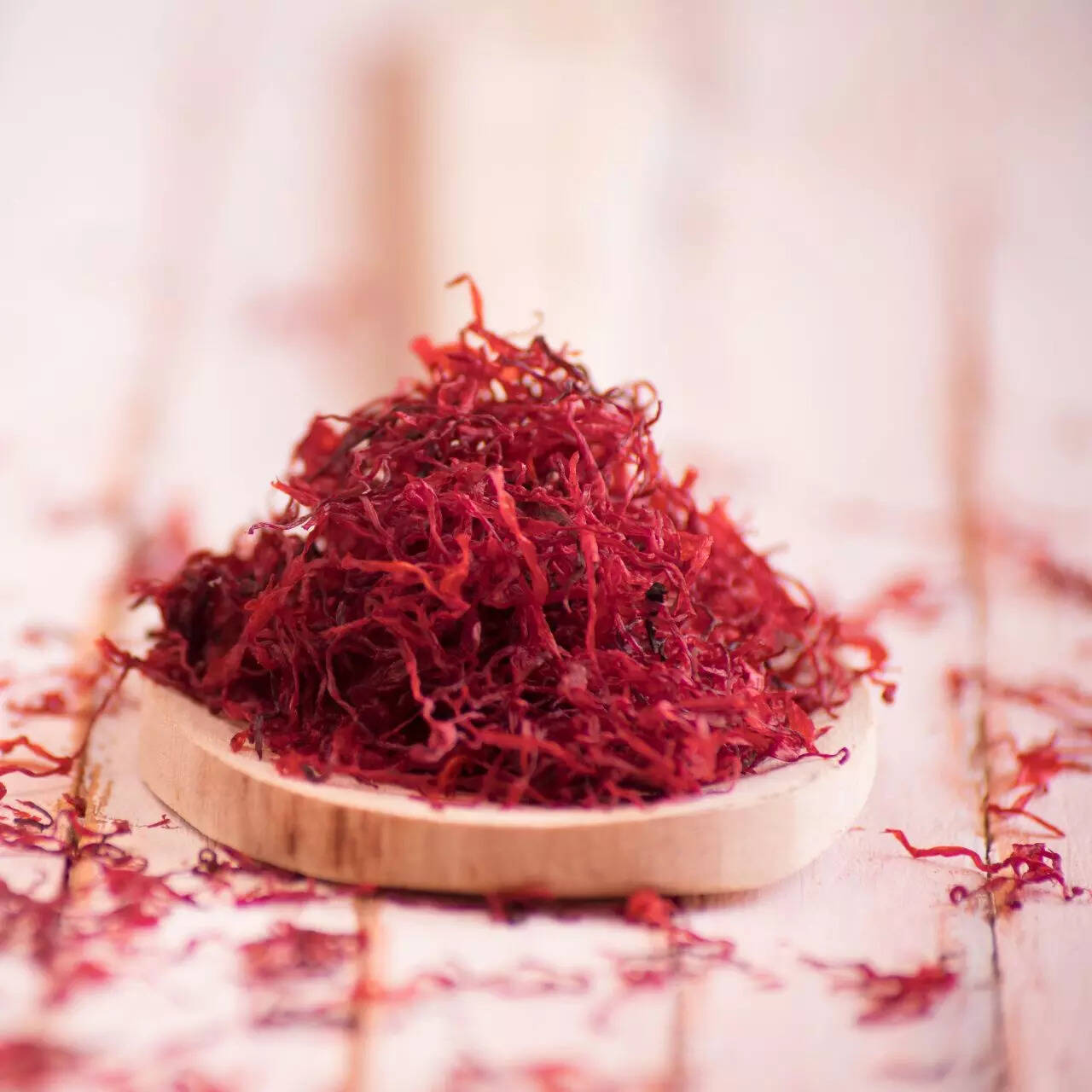 केसर को ऐसे ही नहीं कहते हैं लाल सोना, इन समस्याओं का है रामबाण उपाय