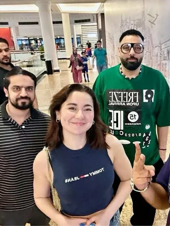 Hania Aamir से मिलने बॉर्डर पार चले गए बादशाह, फोटोज देख खुला रह गया लोगों का मुंह