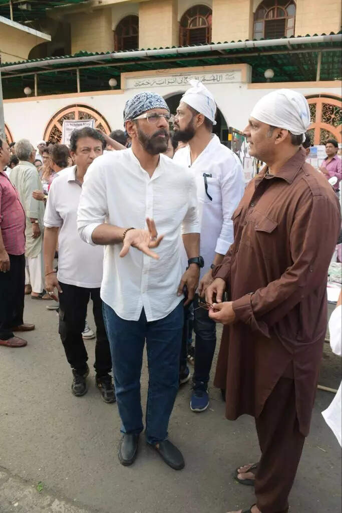 सुपुर्द-ए-खाक हुए Junior Mehmood, अंतिम दर्शन के लिए पहुंचे रजा मुराद ...