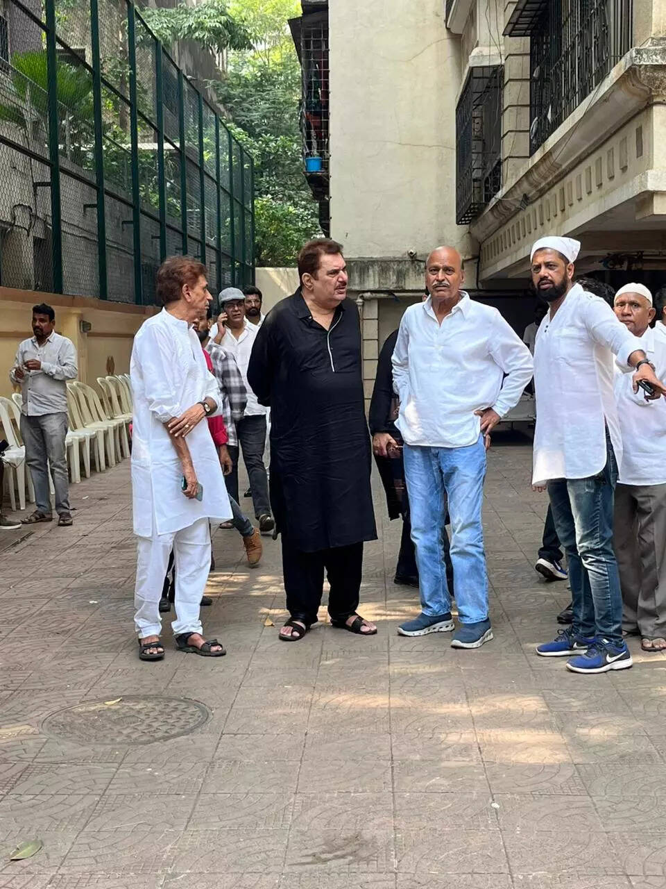 सुपुर्द-ए-खाक हुए Junior Mehmood, अंतिम दर्शन के लिए पहुंचे रजा मुराद ...