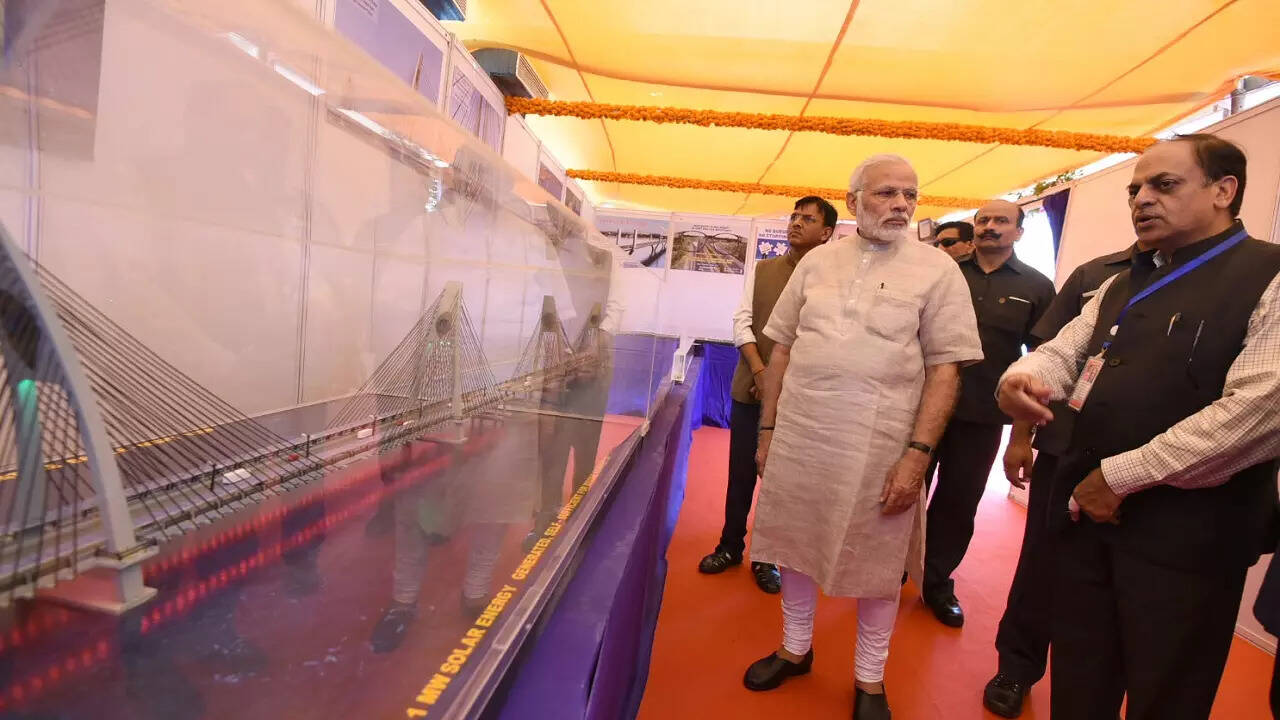 देश का सबसे बड़ा सिग्नेचर ब्रिज द्वारका में तैयार, समुद्र की लहरों के ...