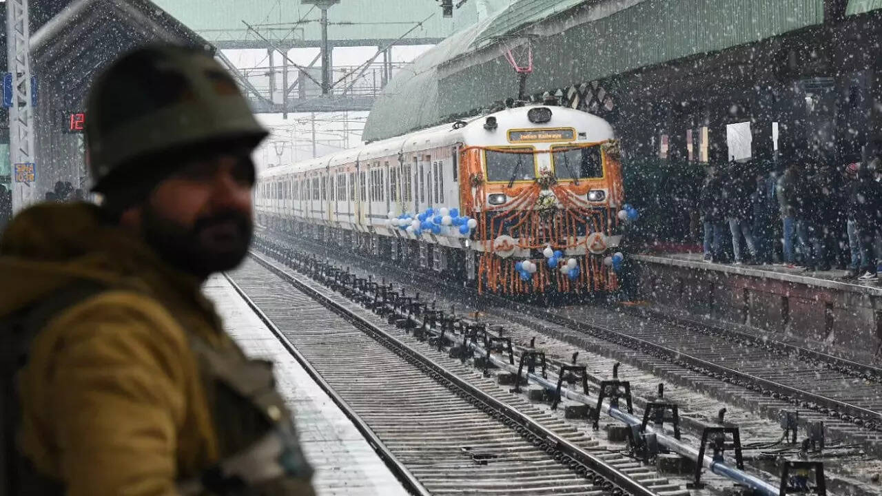 Kashmir First Electric Train: जब दौड़ी कश्मीर में पहली इलेक्ट्रिक ट्रेन ...