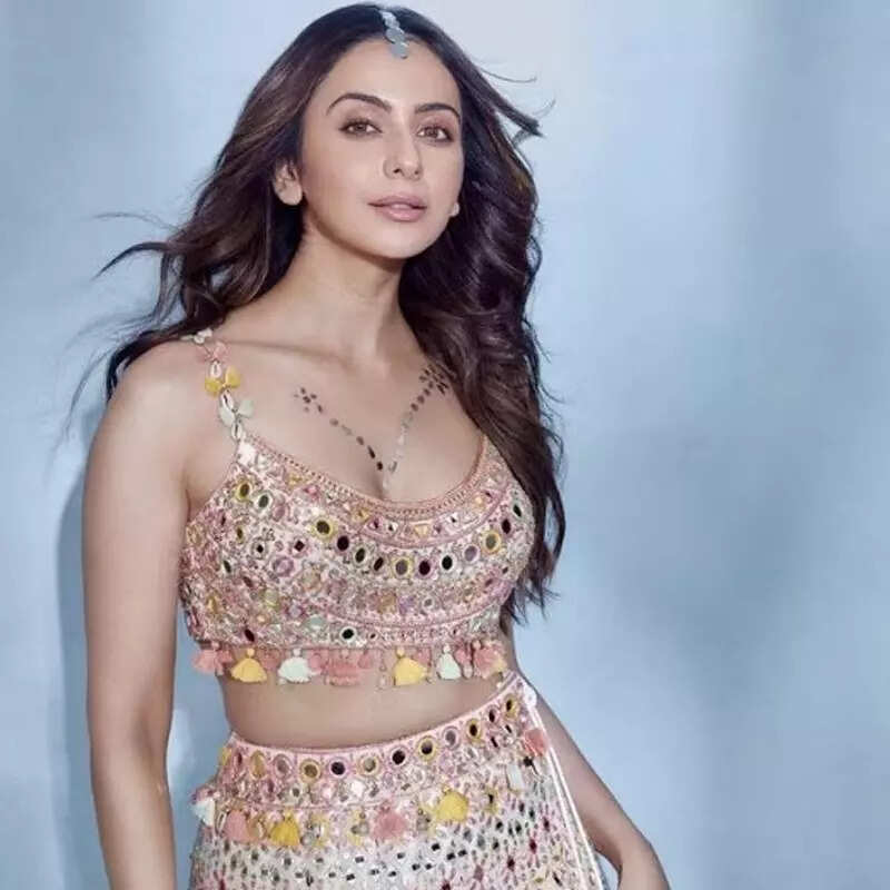 बड़े घराने की बहुएं बन गईं बॉलीवुड की यह सुंदर हसीनाएं, काम-धाम छोड़ काटने लगीं आराम भरी जिंदगी