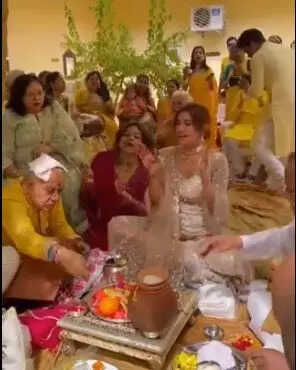 Surbhi Chanda के हाथों में सजा Karan Sharma के नाम का चूड़ा, हल्दी में ...