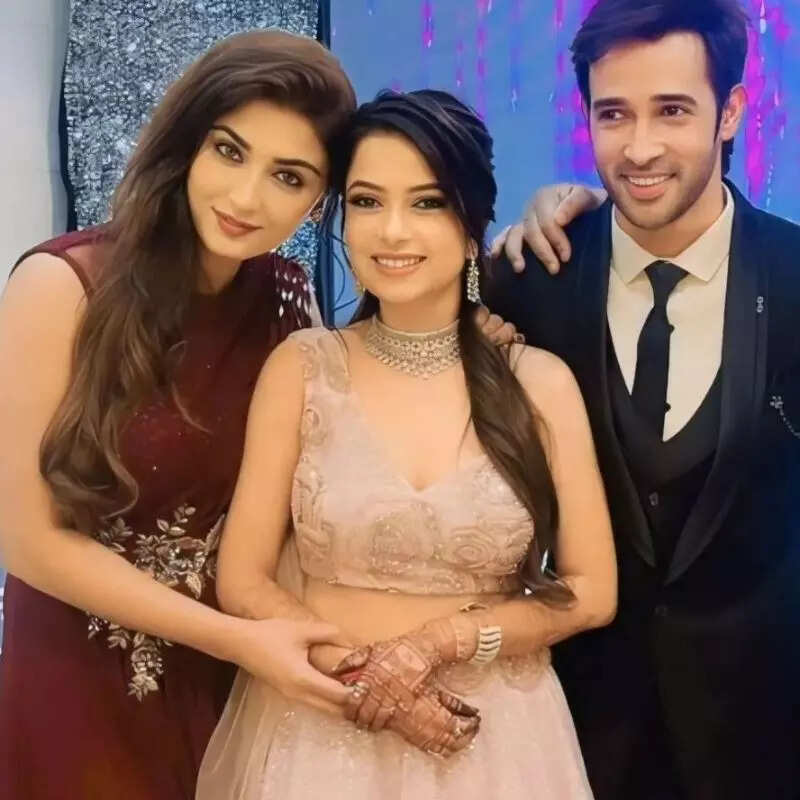 रिसेप्शन में रोमांटिक हुए Karan Sharma और Pooja Singh, महफिल में चार चांद लगाने पहुंये ये TV सितारे