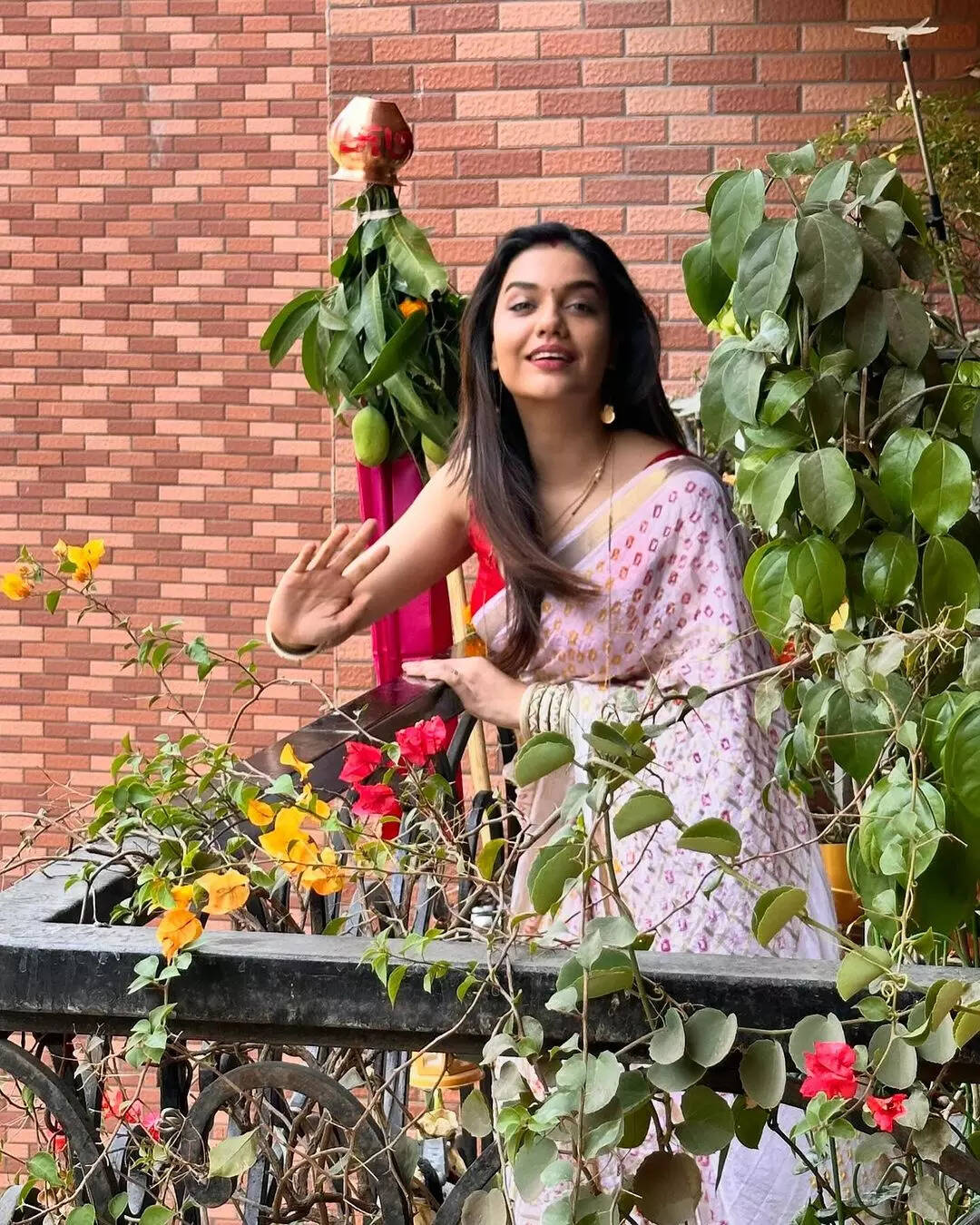 Divya Agarwal ने शादी के बाद ससुराल में मनाया पहला गुडी पाडवा, पति संग ...