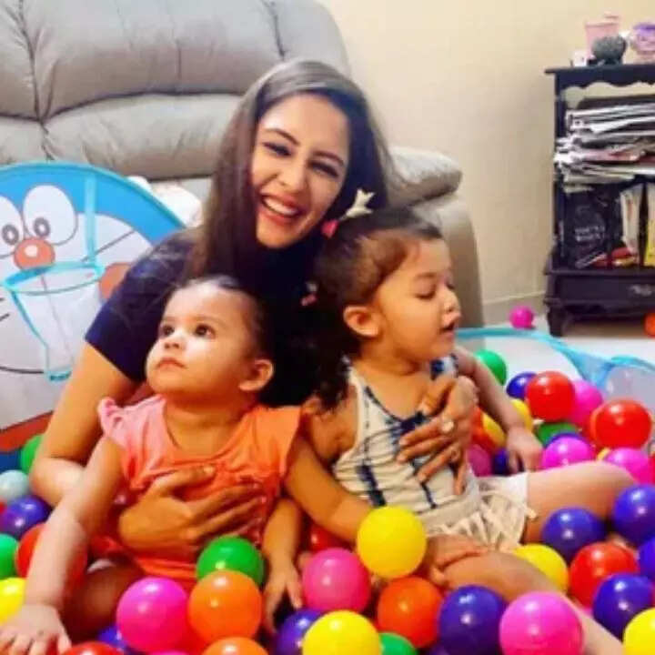 Tv की इन हसीनाओं ने दिया बच्चों को मां-बाप दोनों का प्यार, अकेले अपने कंधों पर उठाई परिवार की ...