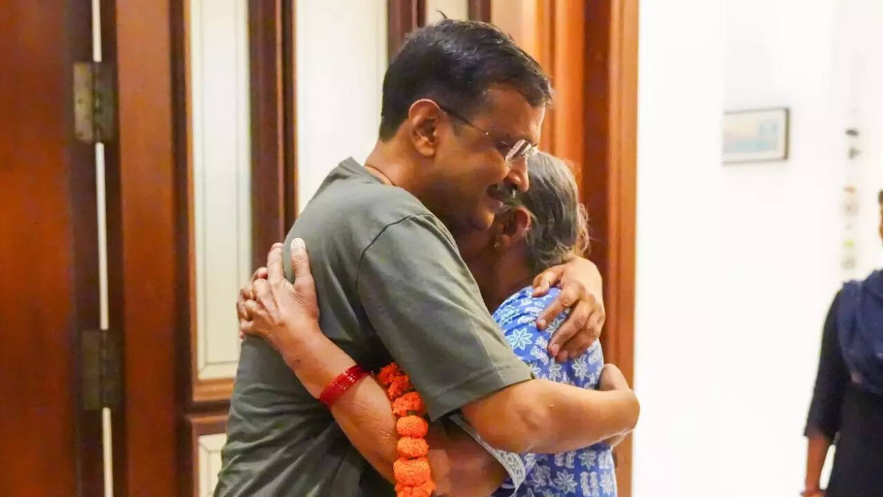 Delhi CM Arvind Kejriwal received a warm welcome from his family ...