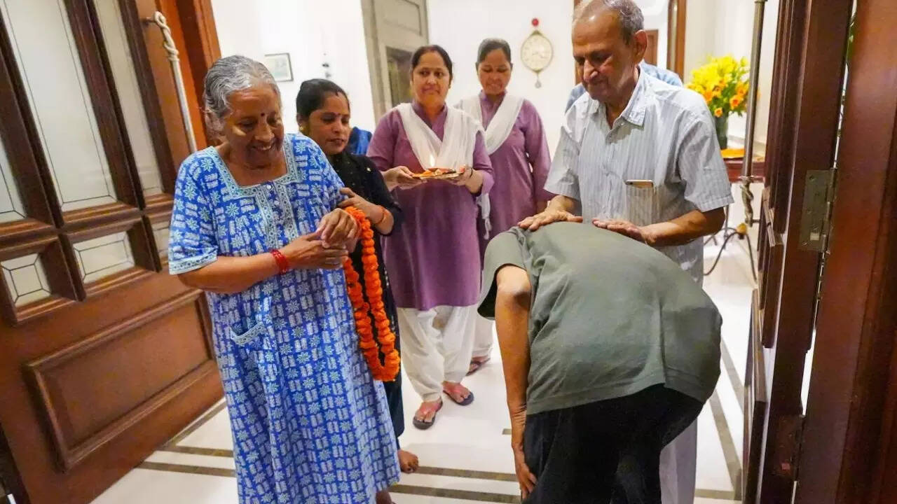 Delhi CM Arvind Kejriwal received a warm welcome from his family ...