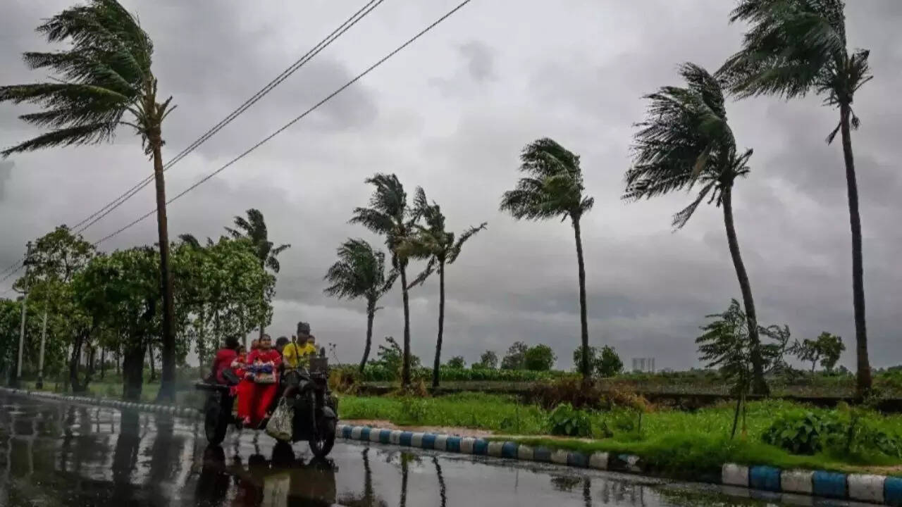Cyclone Remal: पश्चिम बंगाल में चक्रवात रेमल ने मचाई तबाही, एयरपोर्ट ...