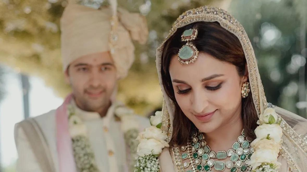 Sonakshi Sinha से पहले बाप के कांधे पर सिर रखकर खूब रोईं ये हसीनाएं ...