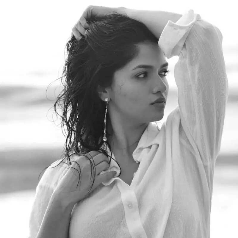 अमीरजादे खालिद अल अमेरी से शादी करने वाली है साउथ की फुलझड़ी ' सुनैना ...