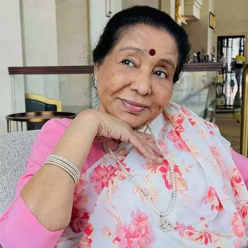 बच्चों की अर्थी को कंधा देकर बिखरे ये स्टार्स, Tishaa Kumar के अंतिम ...