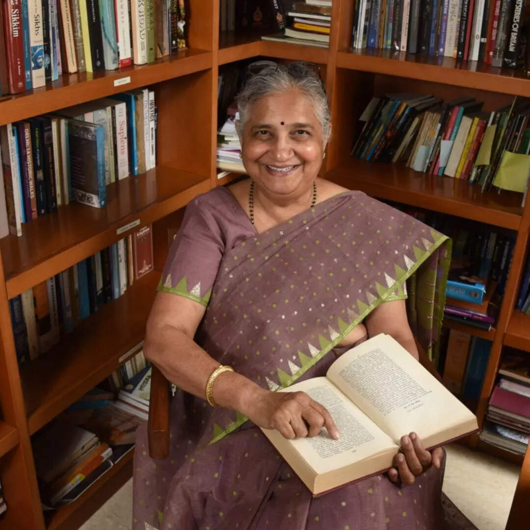 करोड़ों की मालकिन सुधा मूर्ति के लिए ऐसे अरबपति भी हैं गरीब, रद्दी लगती ...