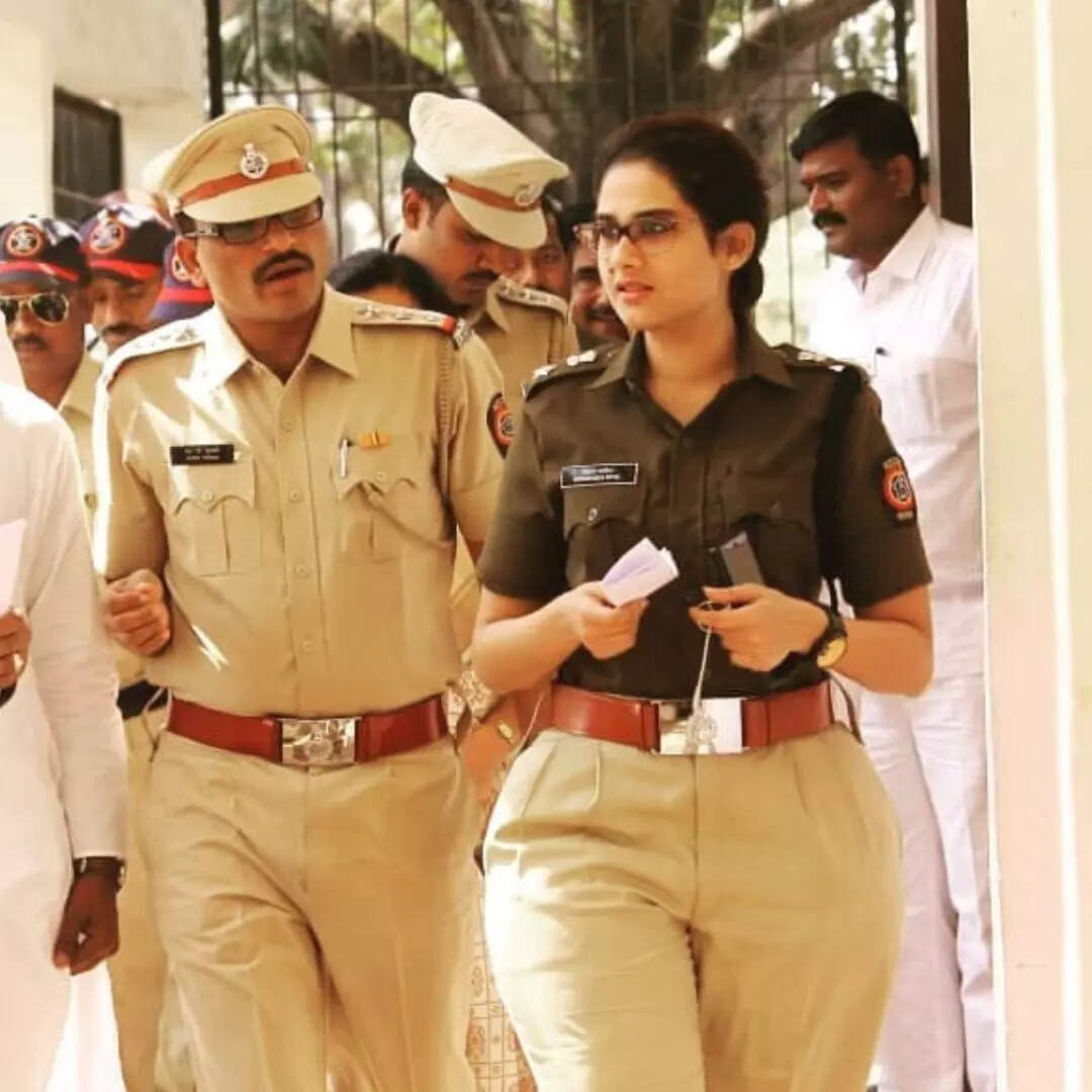 Success Story of IPS Mokshada Patil Action Against Arms Smuggler Lady Singham Love Story With ...