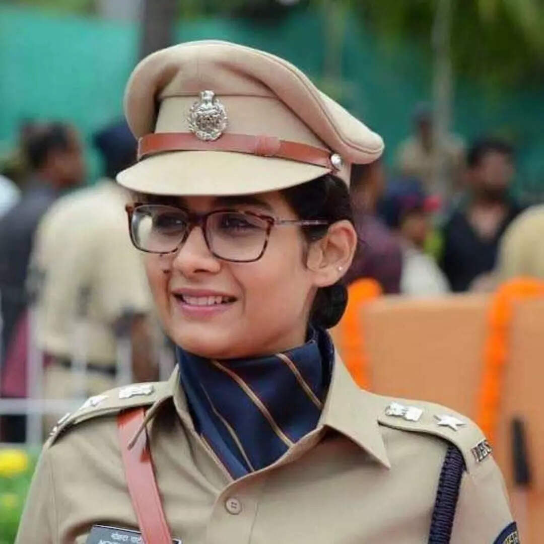 Success Story of IPS Mokshada Patil Action Against Arms Smuggler Lady ...