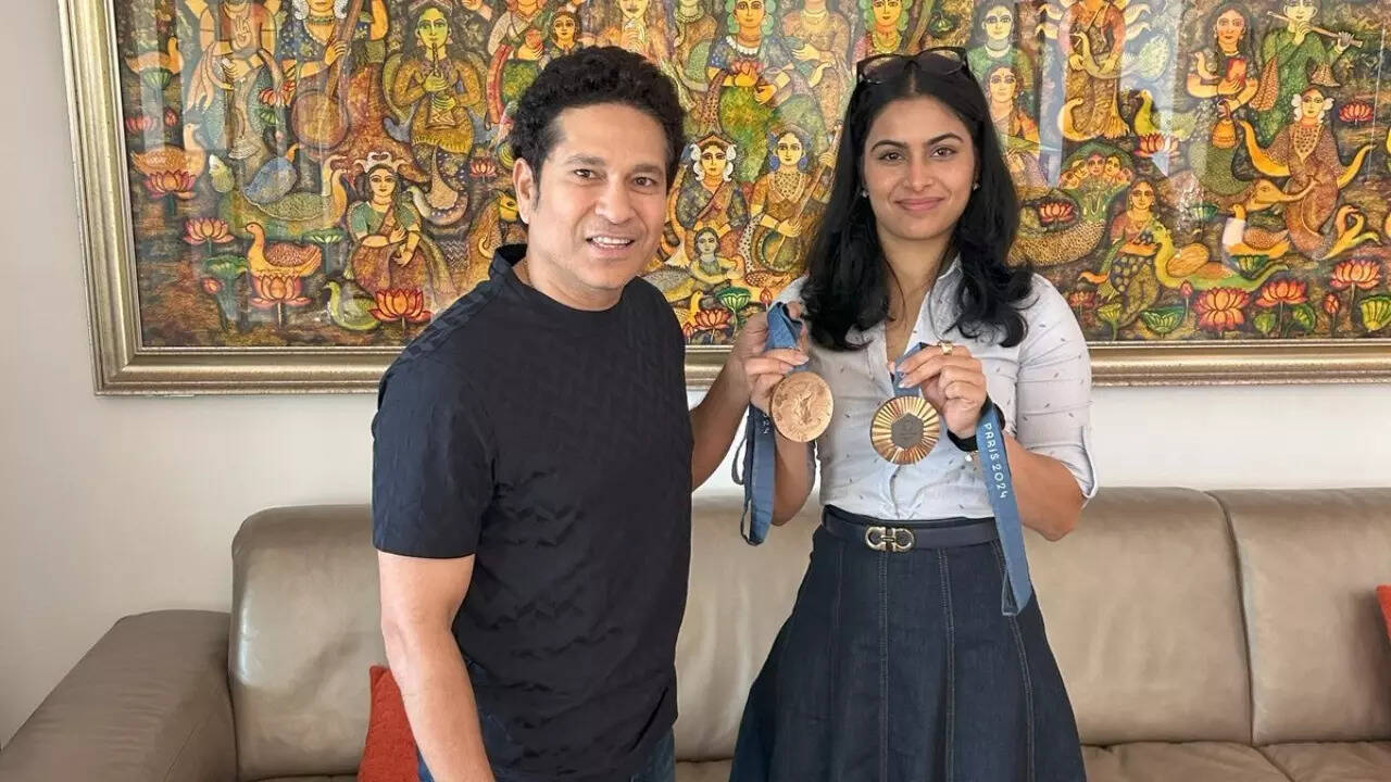 Manu Bhakar With Family Meets Sachin Tendulkar in his Mumbai Residence ...