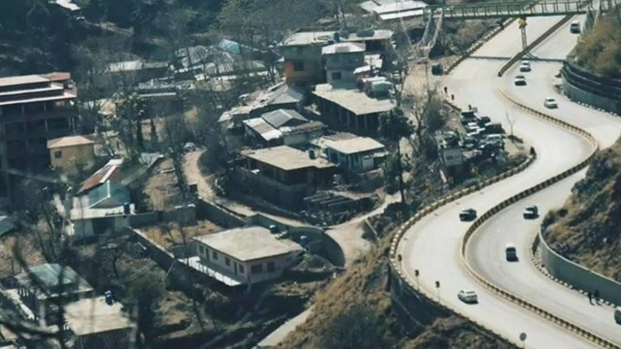 Pakistan largest expressway is 90 KM long connects 8 cities to Islamabad