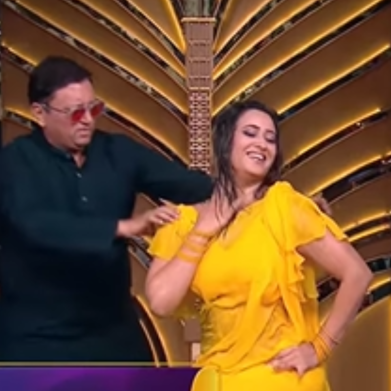 श्वेता तिवारी ने 43 की उम्र में साड़ी पहनकर जोरदार हिलाई पतली कमरिया ...