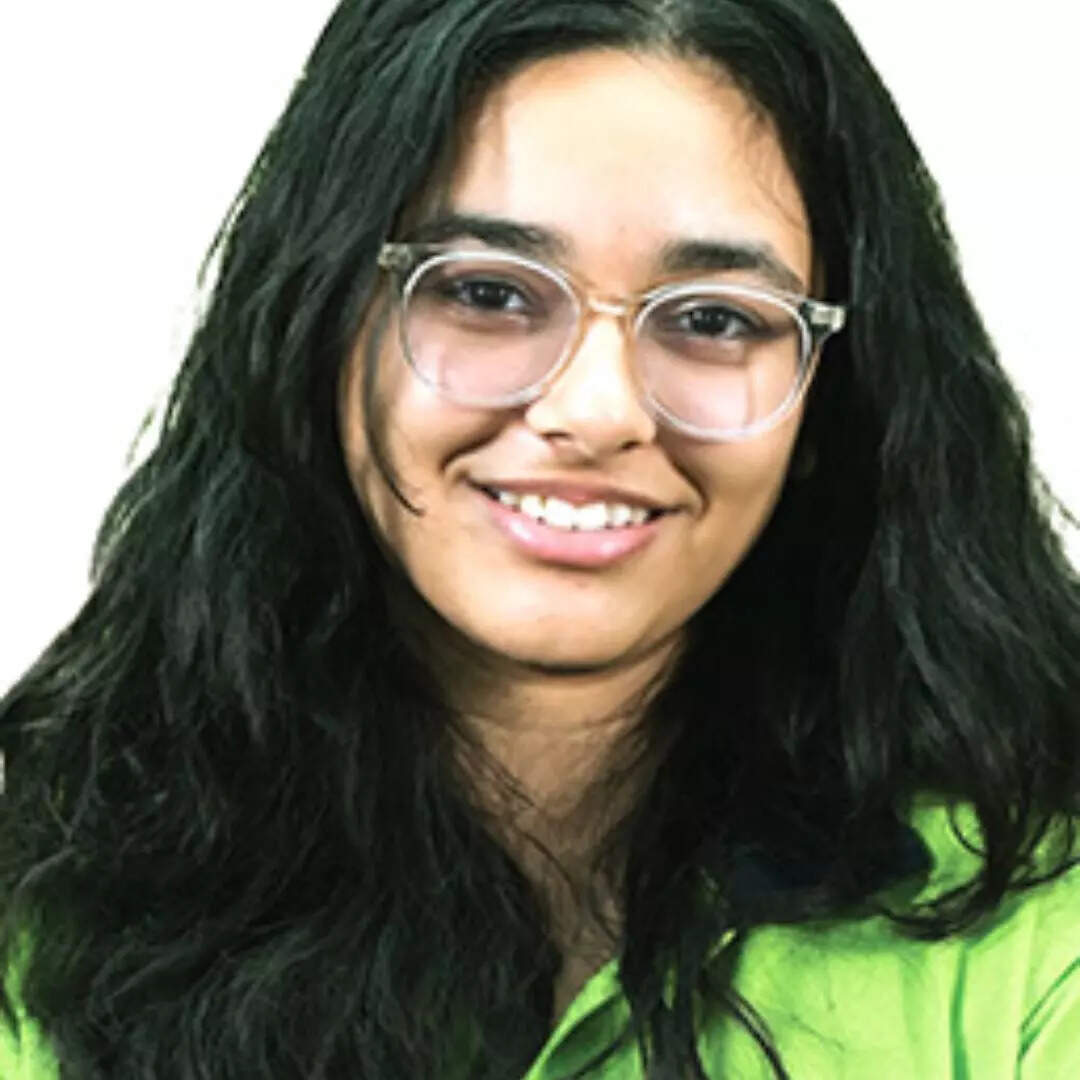 Vedika Gupta success story who scored 705 marks out of 720 in NEET Exam check her solid planning ...