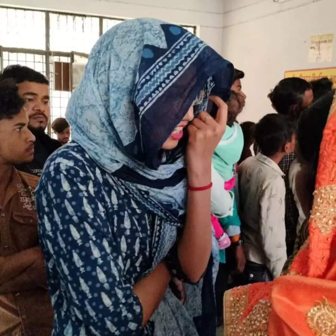 Meet IAS Krati Raj Who Raided in Ghoonghat Firozabad SDM Krati UPSC ...