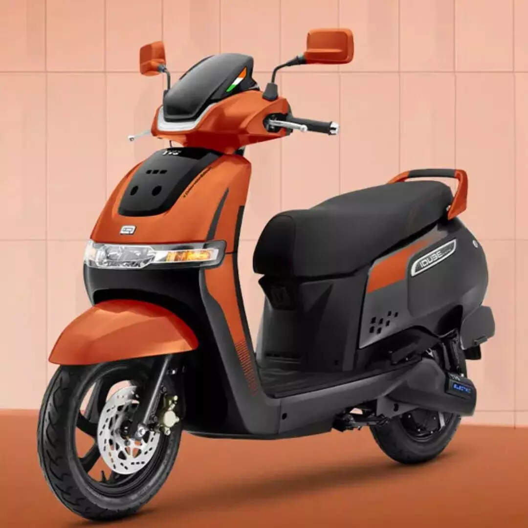 Bollywood Actor Pankaj Tripathi Teaching His Daughter How To Ride Scooter