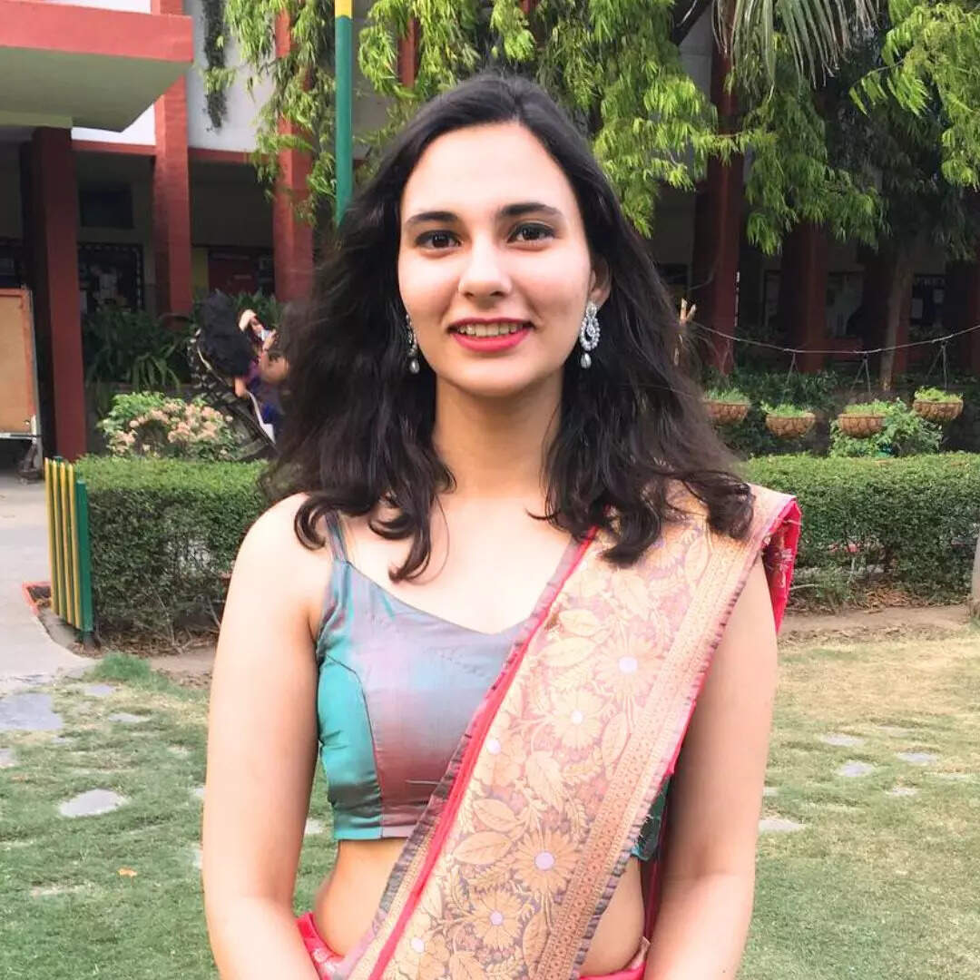 Success Story of IPS Aashna Chaudhary Social Media Star Become UPSC Topper Lady IPS First ...