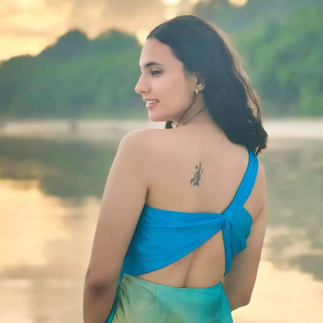 Success Story of IPS Aashna Chaudhary Social Media Star Become UPSC Topper Lady IPS First ...