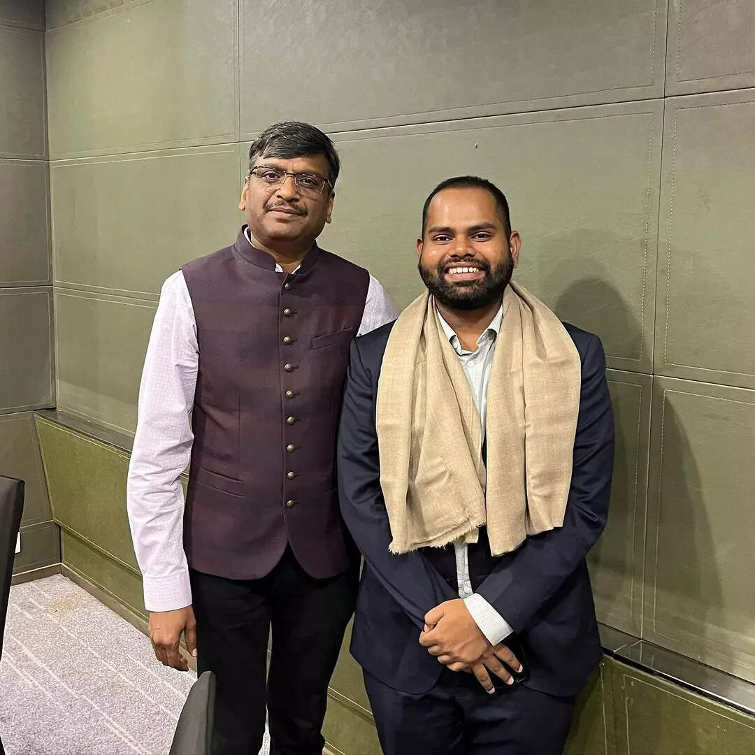 कितने पढ़े लिखे हैं UPSC की तैयारी कराने वाले विजेंद्र चौहान, जानें ...