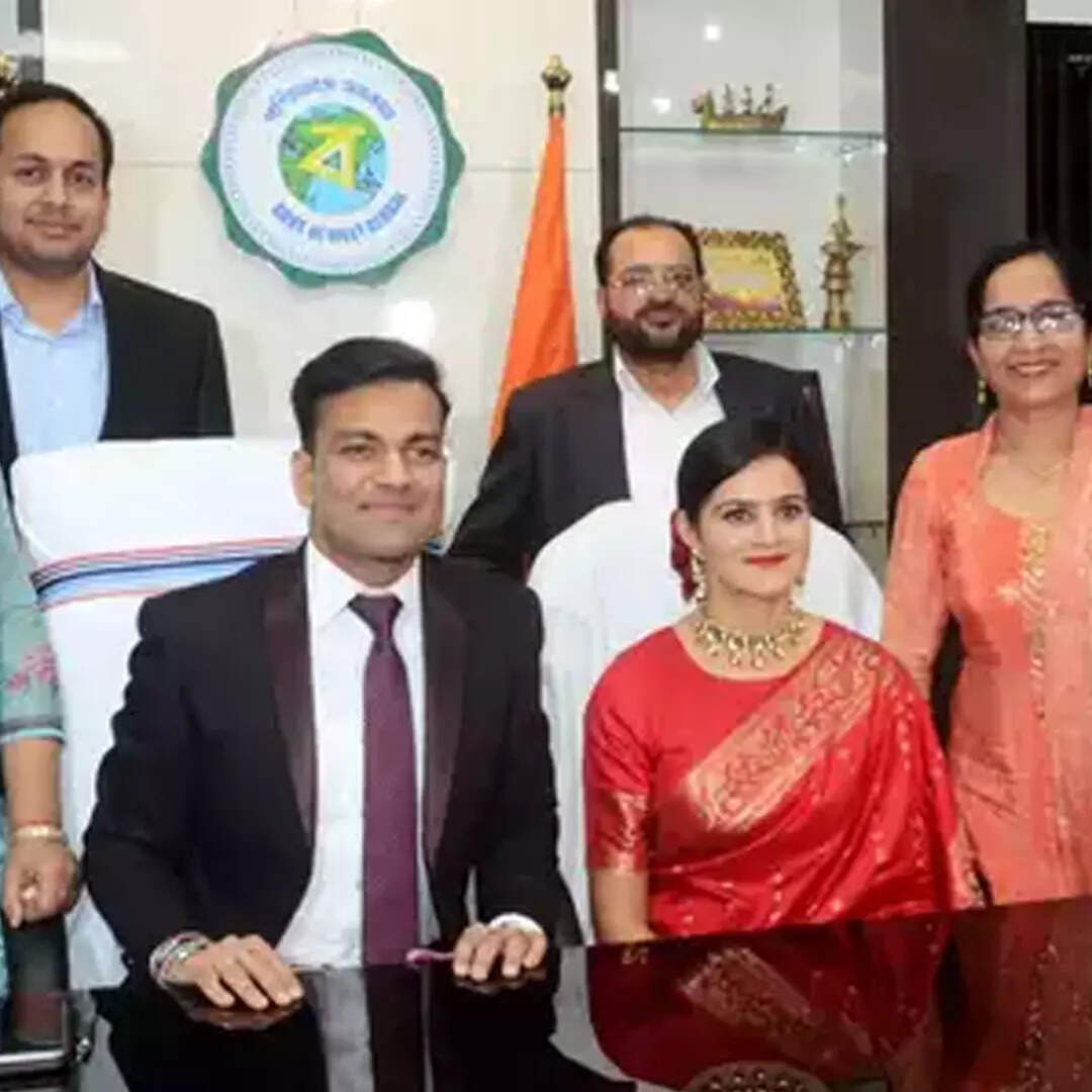 IAS Tushar singla IPS Navjot Simi Love Story: IAS and IPS Got married ...