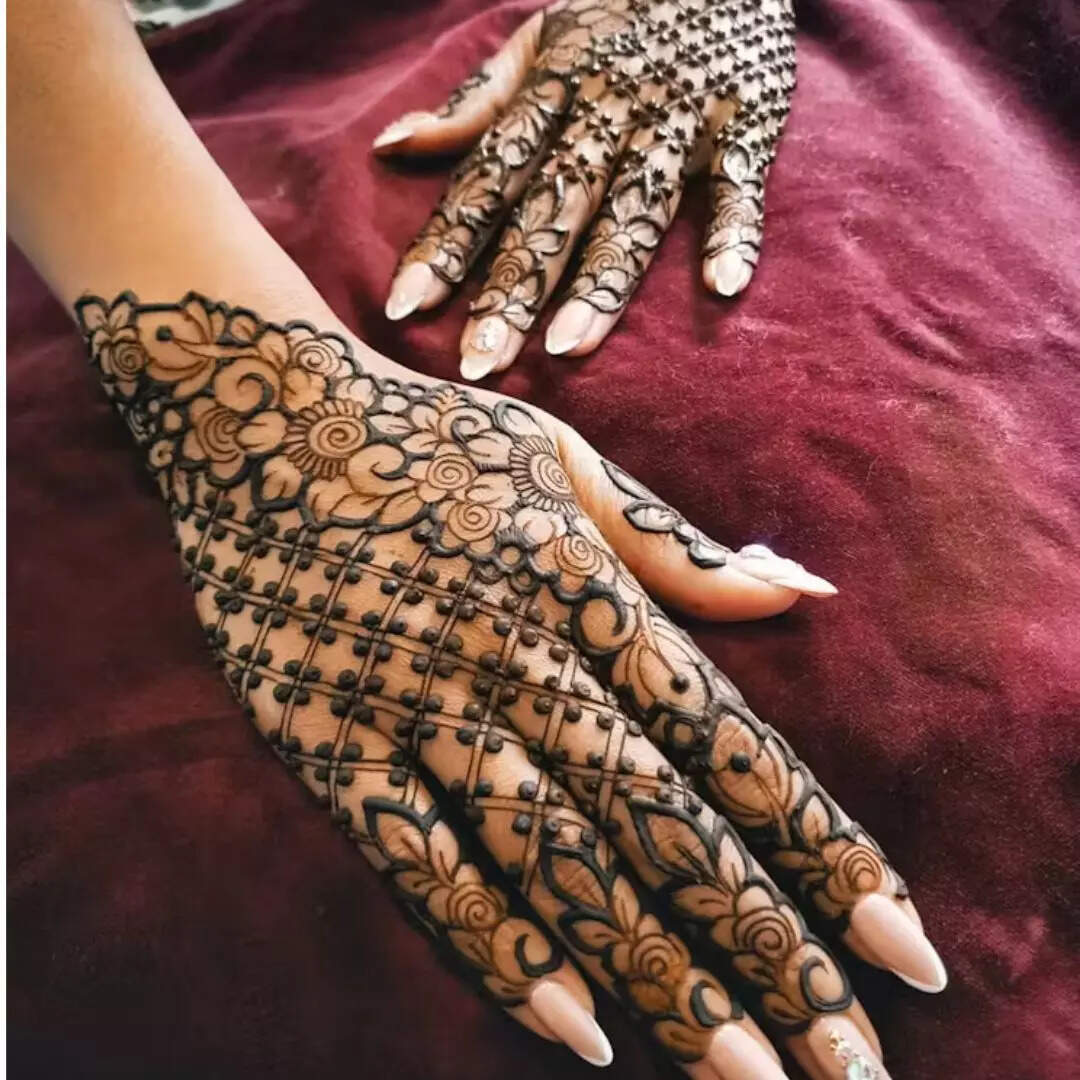 Top 5 Back Hand Mehndi Designs: उल्टे हाथ पर लगाएं ऐसी मेहंदी तो चढ़ेगा ...