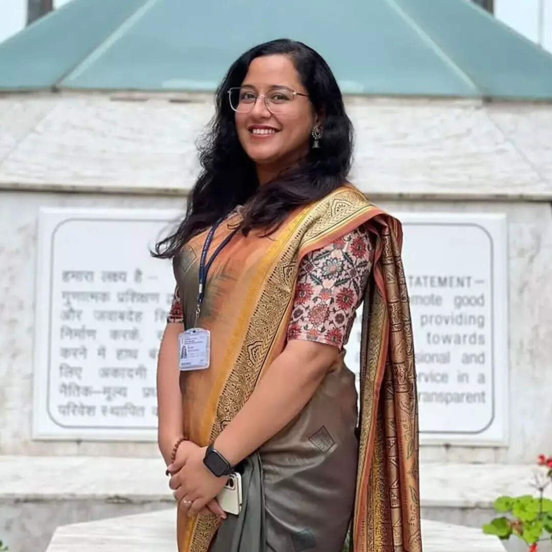 Success Story of IPS Neepa Manocha Cracked UPSC with Private Job Become CS Topper to IPS- दिन ...