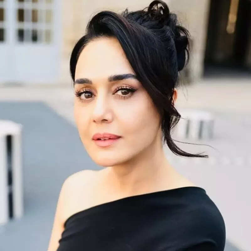 फिल्म सेट पर कदम रखे बिना ही नोटों से भरी रहती है इन एक्ट्रेस की तिजोरी ...