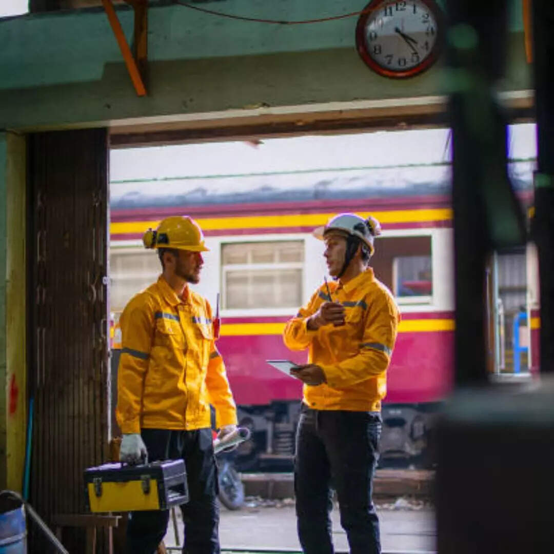 What Is A Train Engineer Salary Know Railway JE Salary Facilities- कितनी होती है ट्रेन के ...