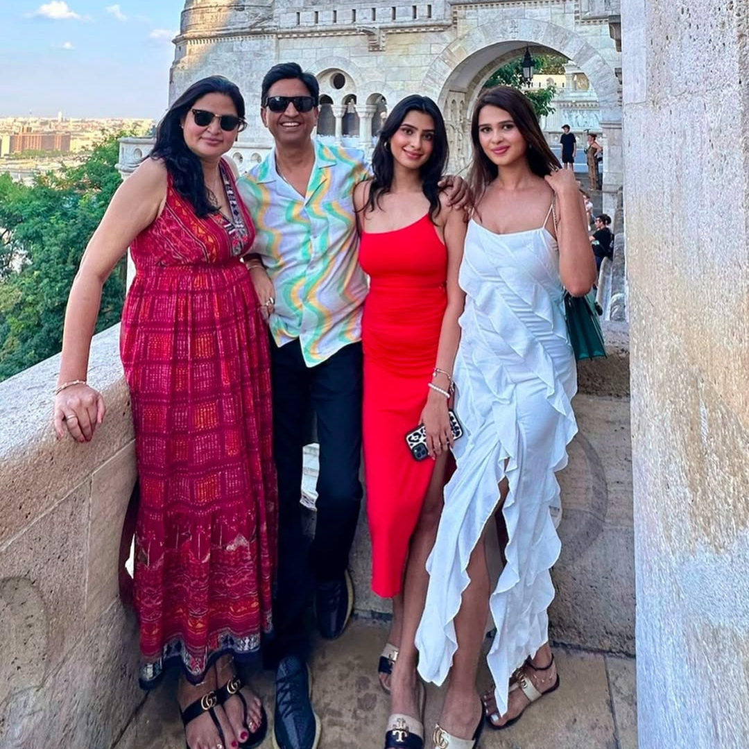 kumar vishwas wife manju sharma and daughters agrata kuhu vishwas looks beautiful in traditional ...