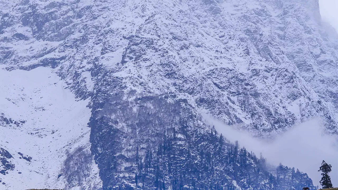 Weather took a turn in Kashmir heavy snowfall on the mountains and rain ...