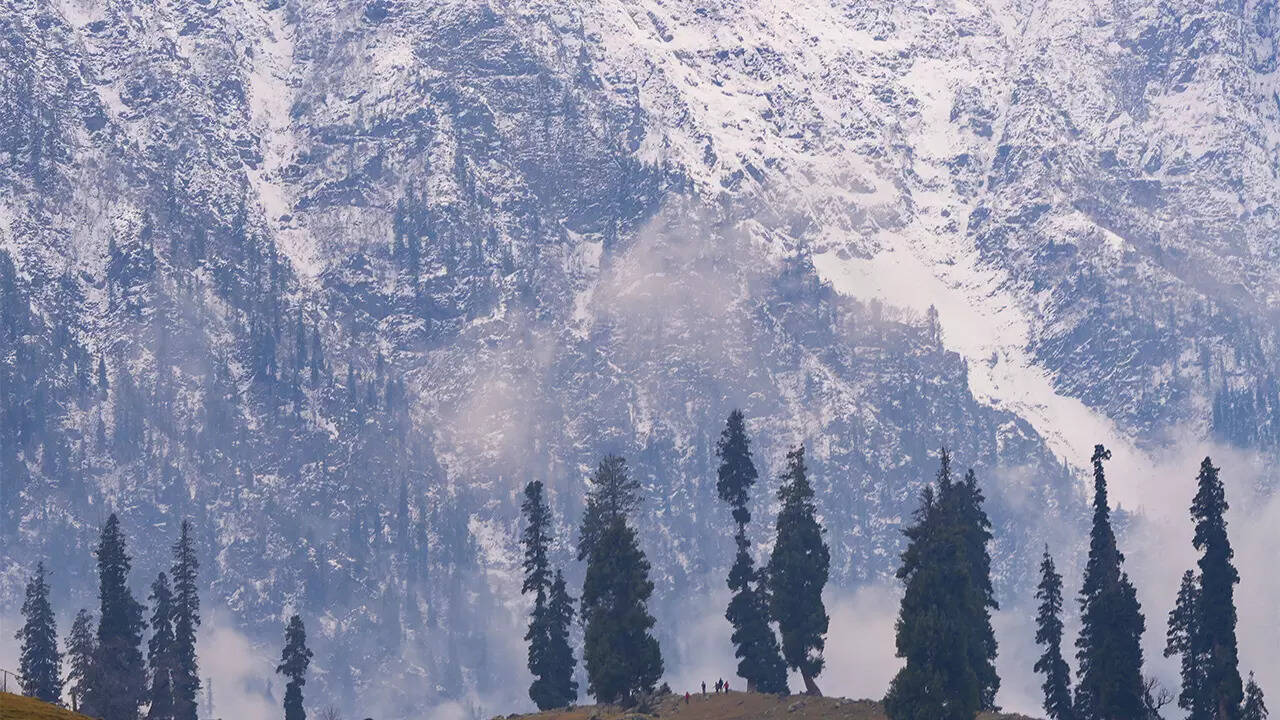 Weather took a turn in Kashmir heavy snowfall on the mountains and rain ...