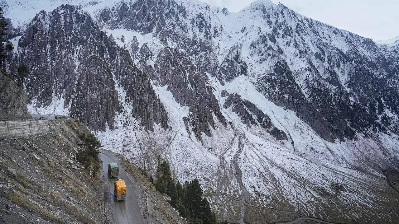 Weather took a turn in Kashmir heavy snowfall on the mountains and rain ...