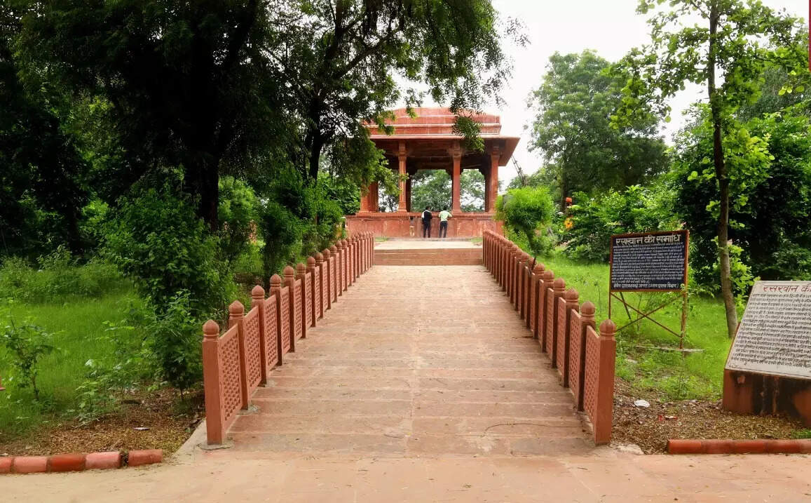 raskhan ki samadhi is a famous tourist place now in braj see pics| Agra ...
