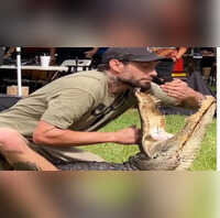 Magarmach Ka Video: मगरमच्छ के साथ आंख मिचौली खेल रहा था शख्स, फिर हुआ ...