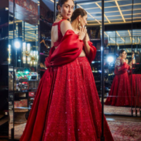 सुर्ख लाल चिकनकारी लहंगे में करीना कपूर ने बिखेरा जादू, गर्ल्स देखें ...