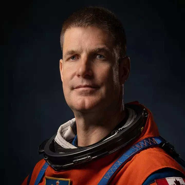 Meet Nasa Artemis 2 Mission Astronaut Team Reid Wiseman Victor Glover
