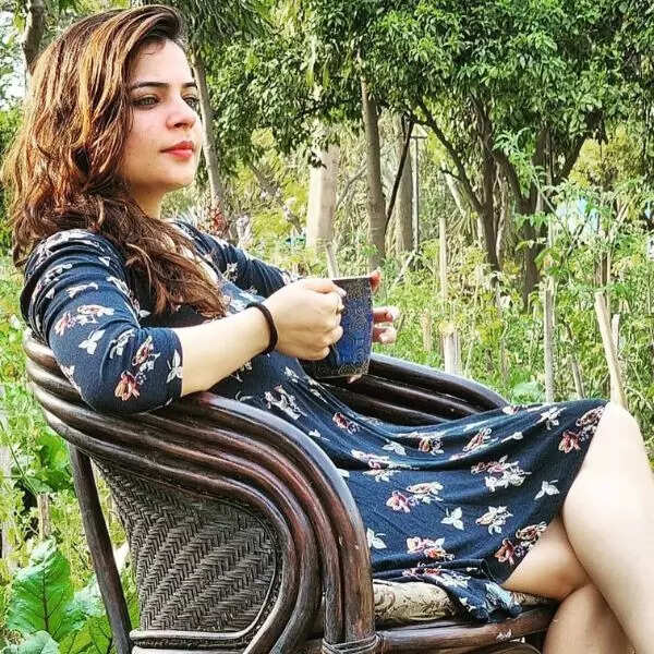 Who is Saloni Khanna Know everything about super Stylish DU Teacher and ...