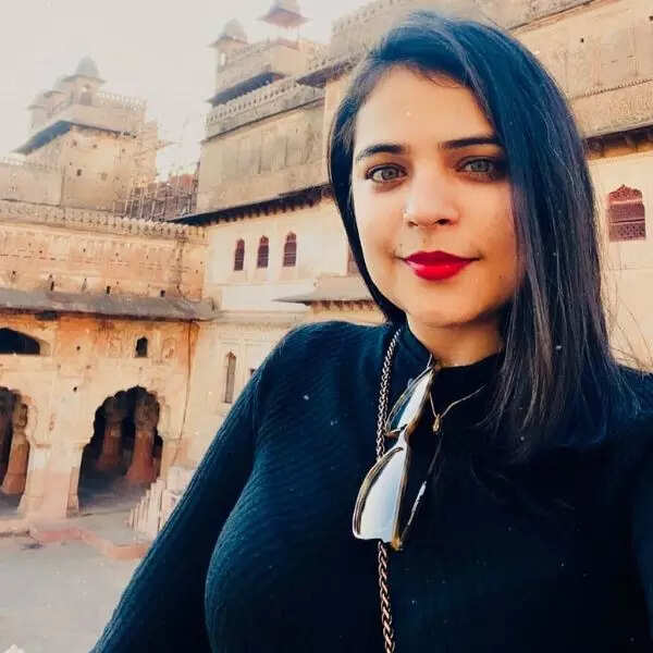 Who is Saloni Khanna Know everything about super Stylish DU Teacher and UPSC Mock Interviewer ...