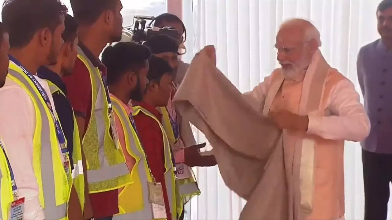 PM Narendra Modi honored New Parliament Building workers with ...