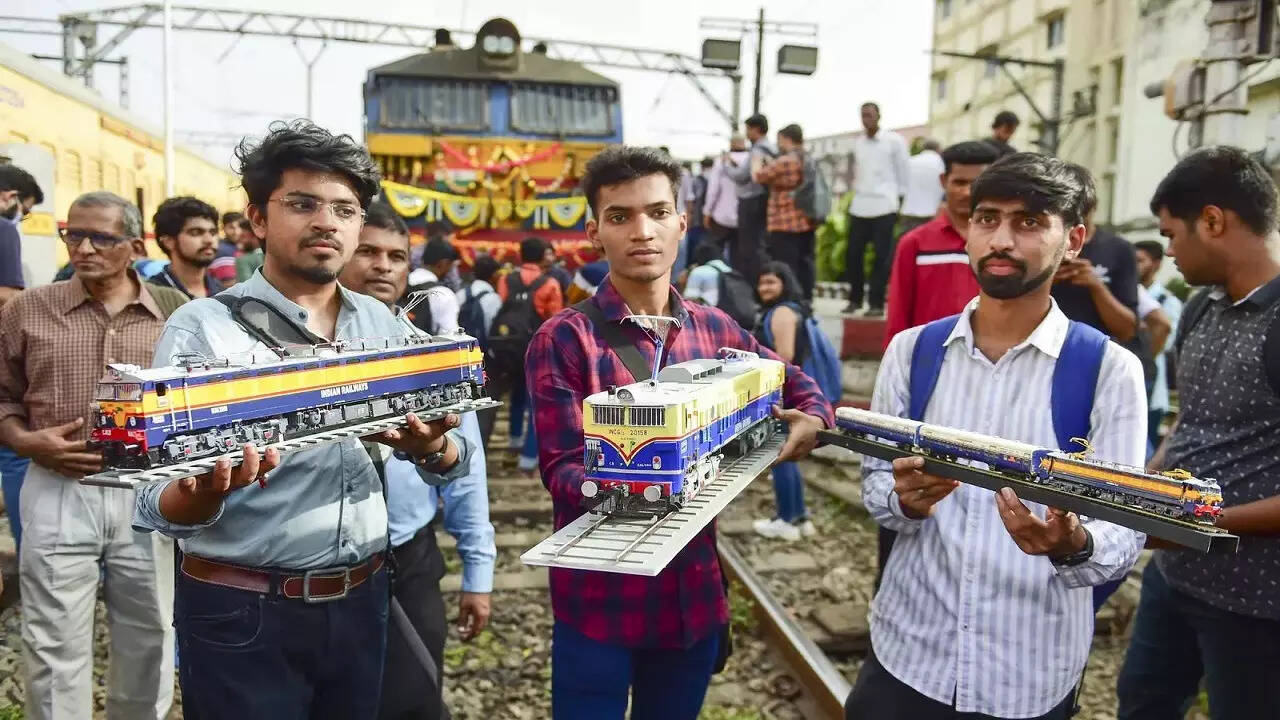 Deccan Queen Turns 93, People Celebrated Birthday of Train By Cutting ...