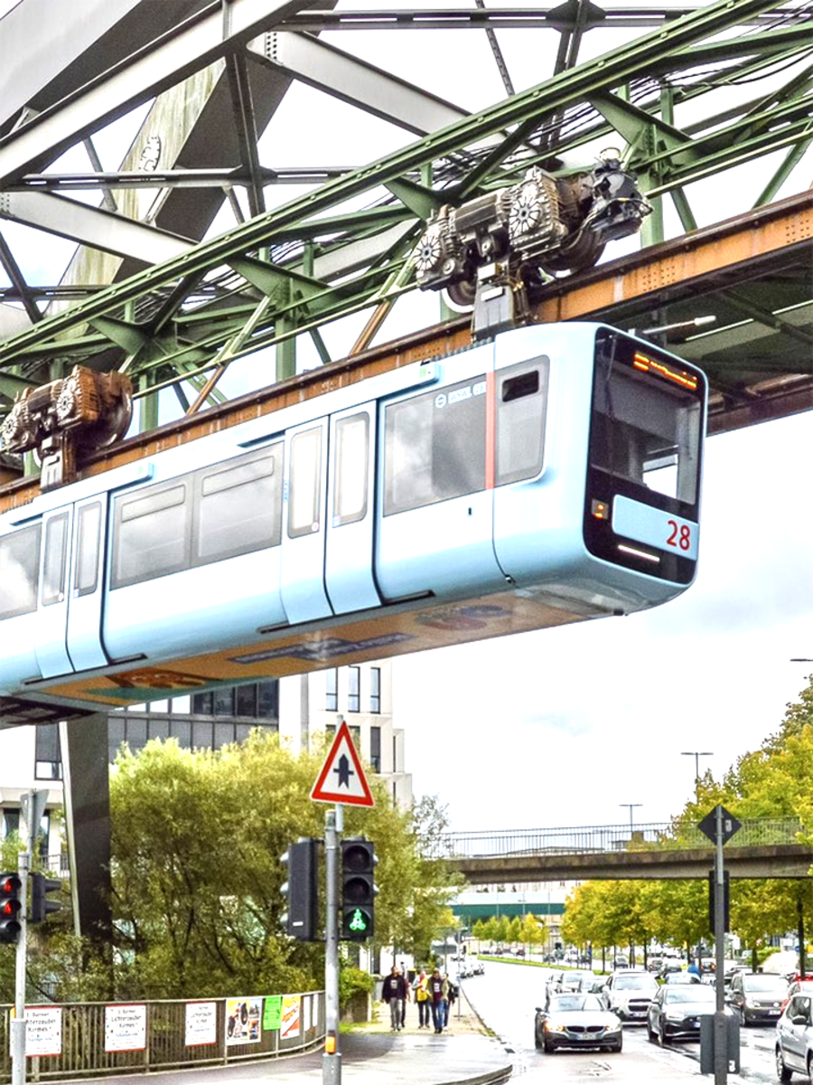 Hanging Train: प‍टरियों पर नहीं, हवा में उल्‍टी लटककर चलती है ये ट्रेन ...