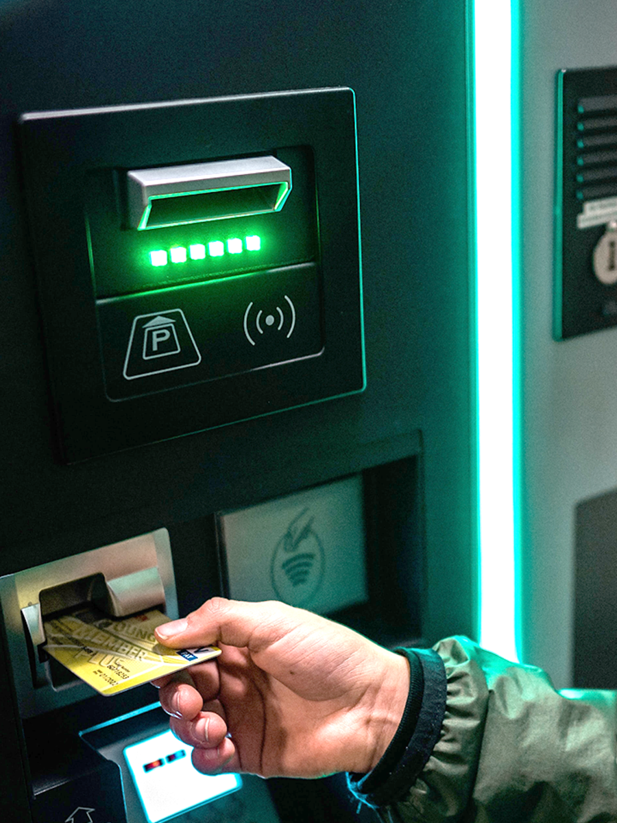 ATM Card पर लिखे 16 डिजिट के नंबर में छिपी है ये खास जानकारी, यूं करें ...