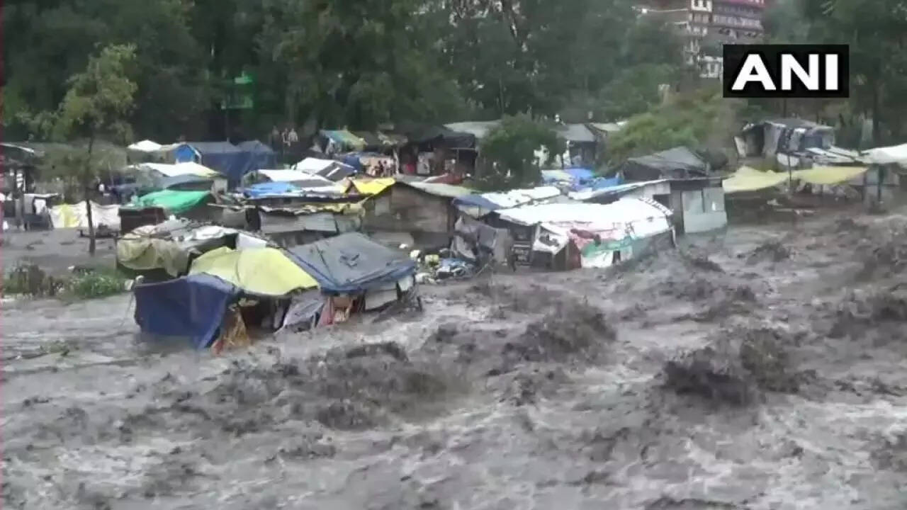 Effect of heavy rains in Himachal's Kullu, many vehicles washed away in flood in Mohal drain ...